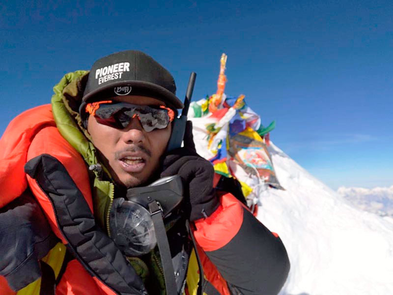 Subió Everest y Lhotse en 6 horas 1 minuto