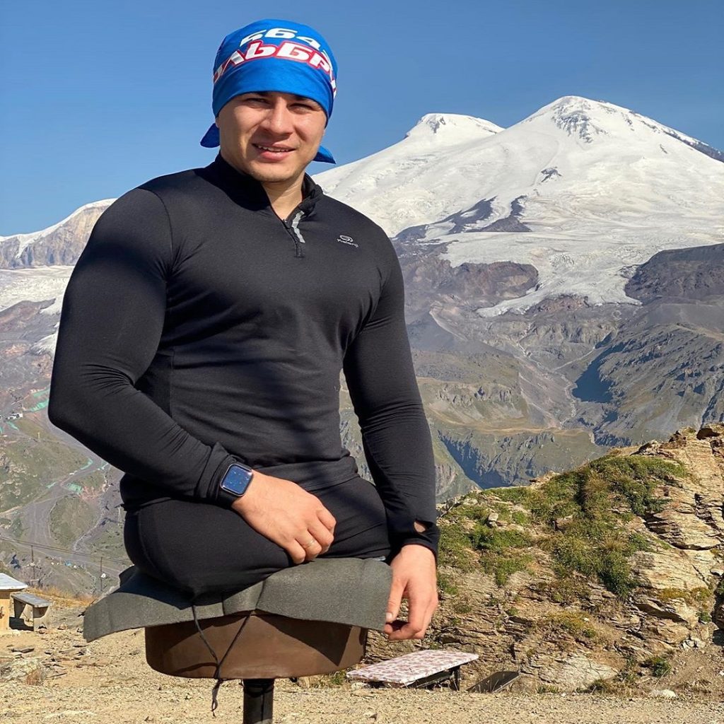 Un escalador ruso doblemente amputado hizo cumbre en el Elbrus
