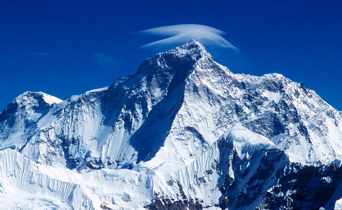 Silvio Mondinelli y Roberto Manni encaran el imponente Makalu